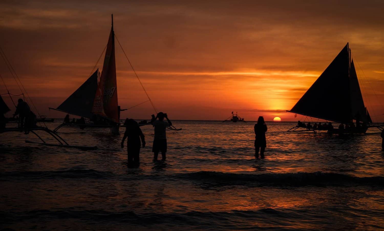 Lumot Season in Boracay: Best Times to Avoid Green Algae